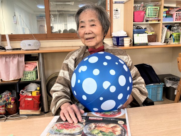 みんなの家・上福岡 『虹色の魚（ちぎり絵）完成！ 他、個人レクとボール投げ』｜スタッフブログ｜ALSOK介護株式会社