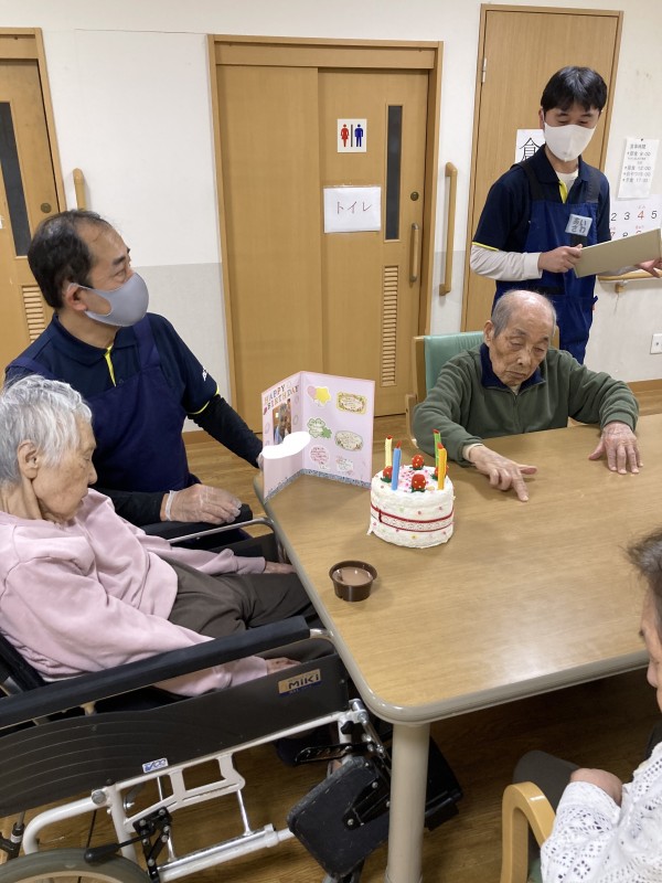 1階の誕生日会開催！！｜スタッフブログ｜ALSOK介護株式会社