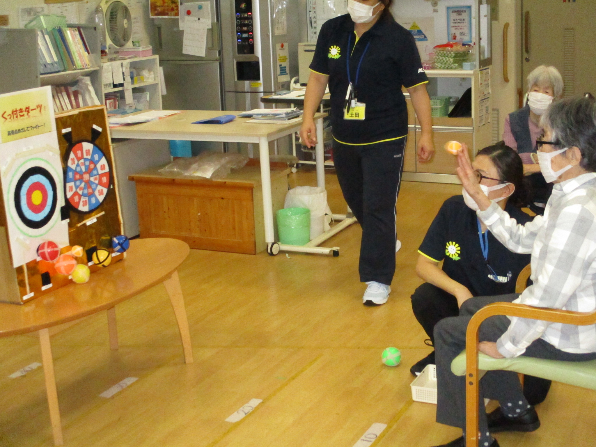 今日の運動レクレーションは『くっつきダーツ』です！｜スタッフブログ｜ALSOK介護株式会社