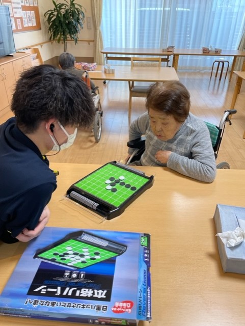 白熱！オセロ対決(*^^)v｜スタッフブログ｜ALSOK介護株式会社