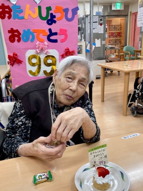グループホームみんなの家・墨田【1階お誕生会】白寿の祝い｜スタッフブログ｜ALSOK介護株式会社