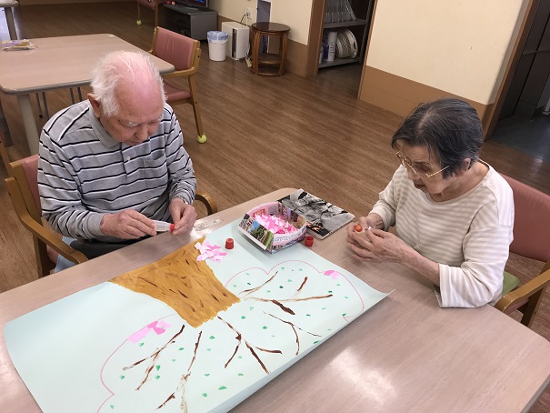 GH清河寺2「桜の貼り絵作り」｜スタッフブログ｜ALSOK介護株式会社