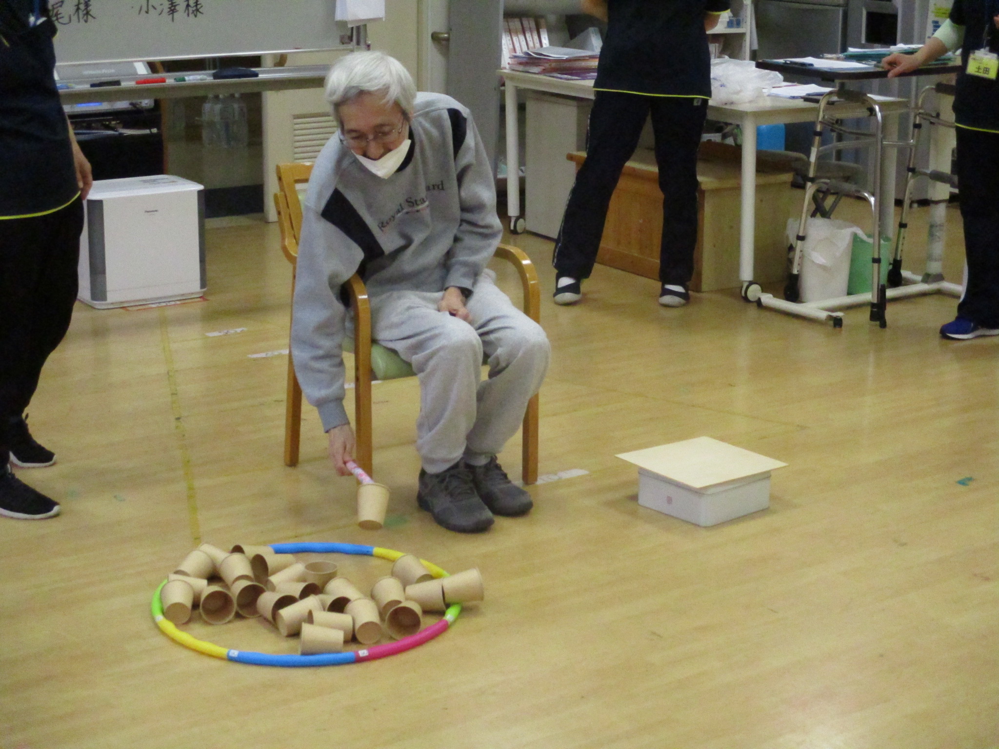 今日の運動レクレーションは『紙コップすくい』です！｜スタッフブログ｜ALSOK介護株式会社