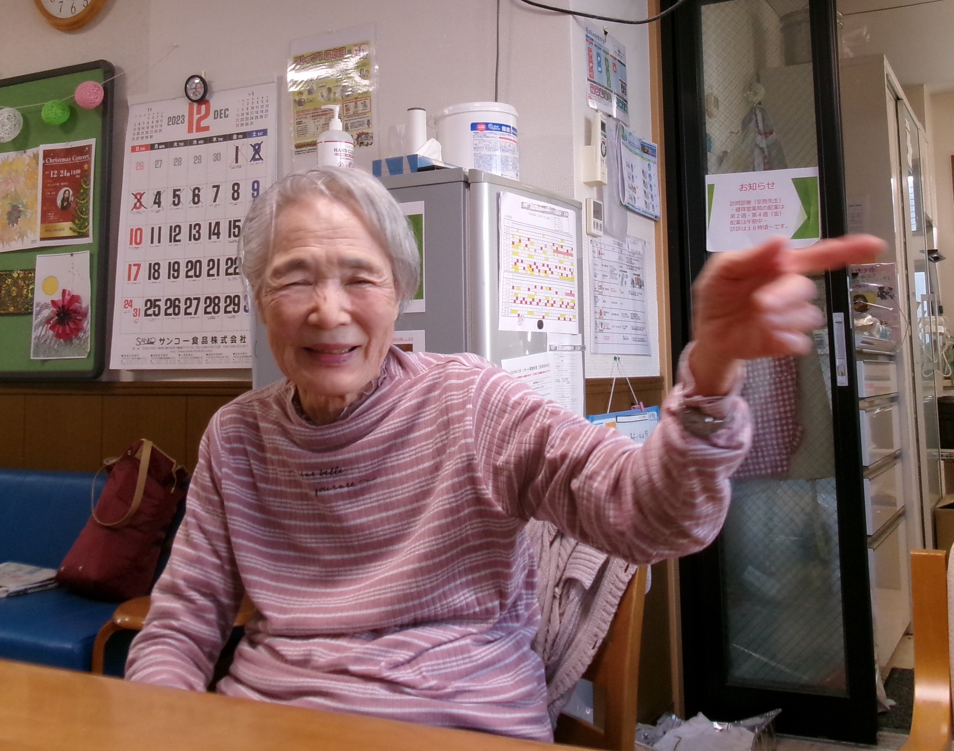 12/10体操と日向ぼっこ！本日も笑顔満載です！1F｜スタッフブログ｜ALSOK介護株式会社