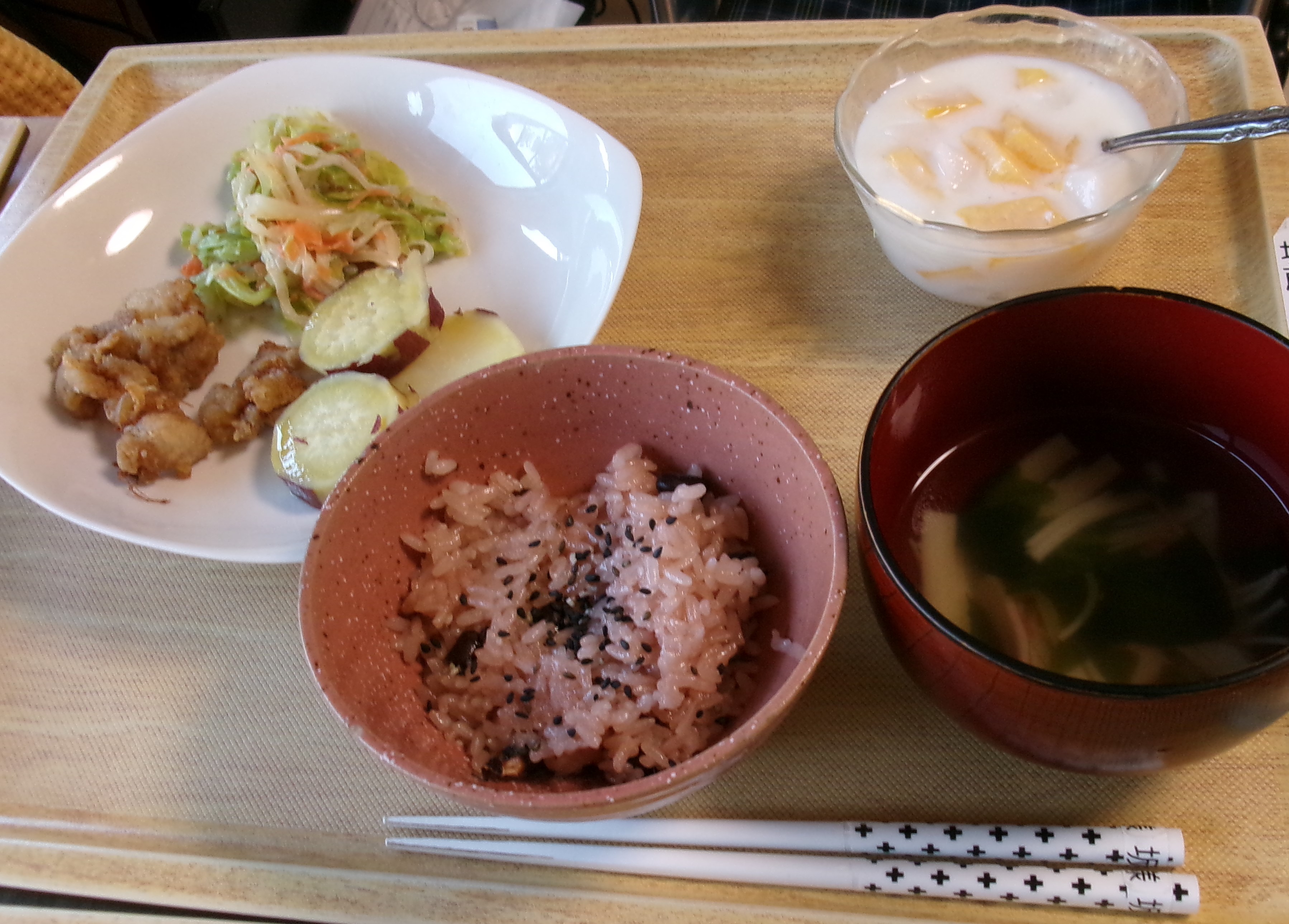 2/1 1Fお昼ご飯！メニューを変更してお誕生日プレート！｜スタッフブログ｜ALSOK介護株式会社