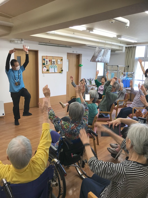 グループホームみんなの家・清河寺2 「機能訓練体操」｜スタッフブログ｜ALSOK介護株式会社
