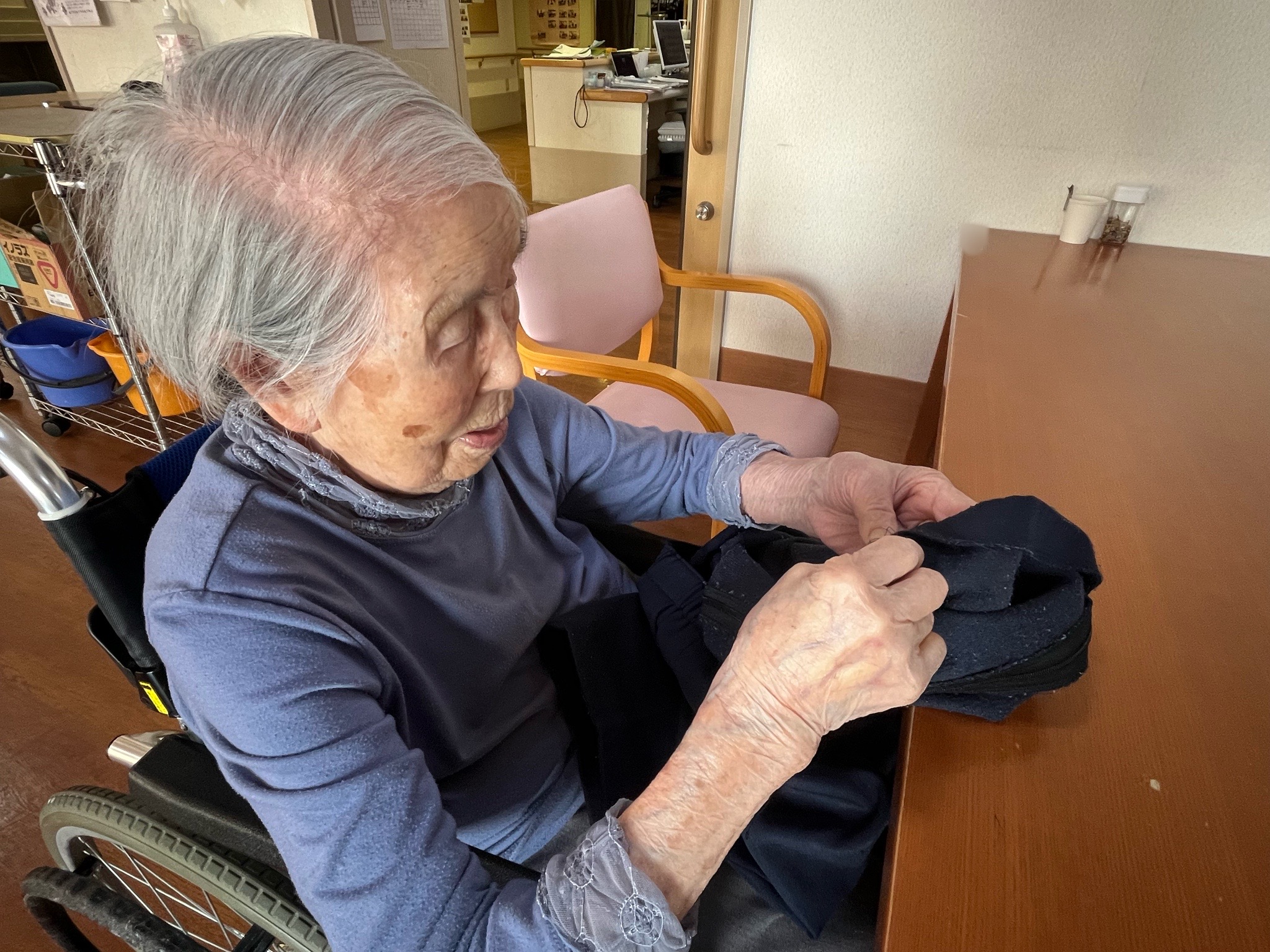 すこや家西尾久 100歳様のお裁縫｜スタッフブログ｜ALSOK介護株式会社