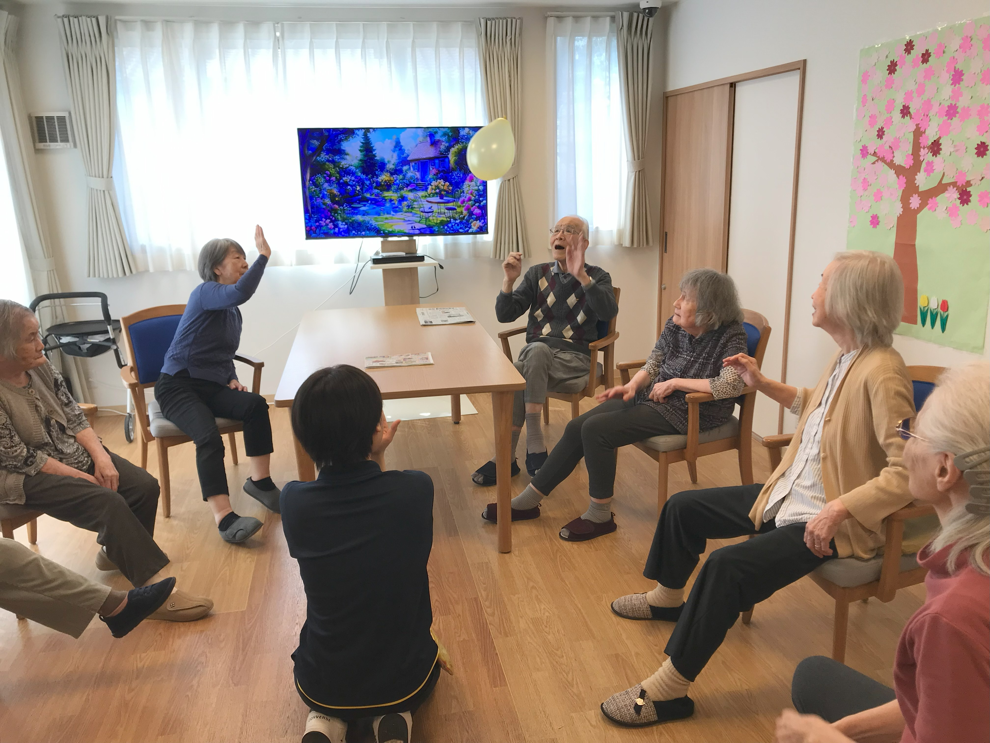 風船落としちゃだめよ100回連続繋ぎリレー【グループホームみんなの家横浜綱島】｜スタッフブログ｜ALSOK介護株式会社